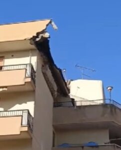 Crollo in via Amico Valenti, paura in centro: nessun ferito - Radio CL1 ...